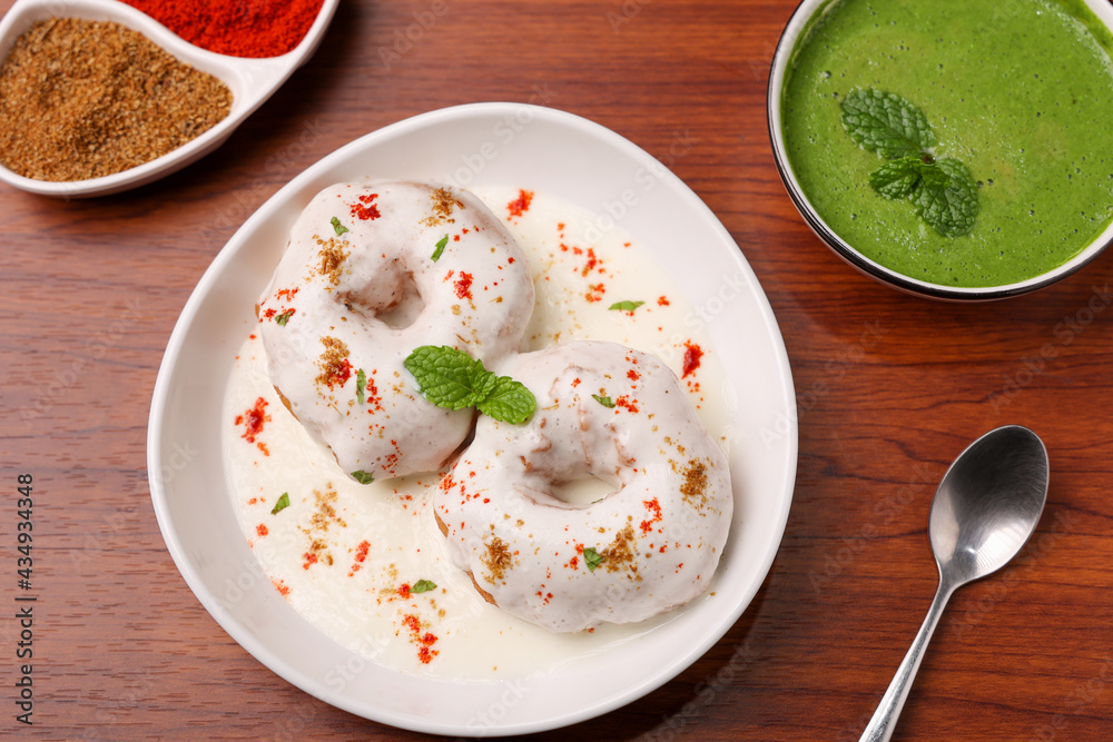 Indian street food thayir vadai Dahi vada Dahi Bhalla with green ...