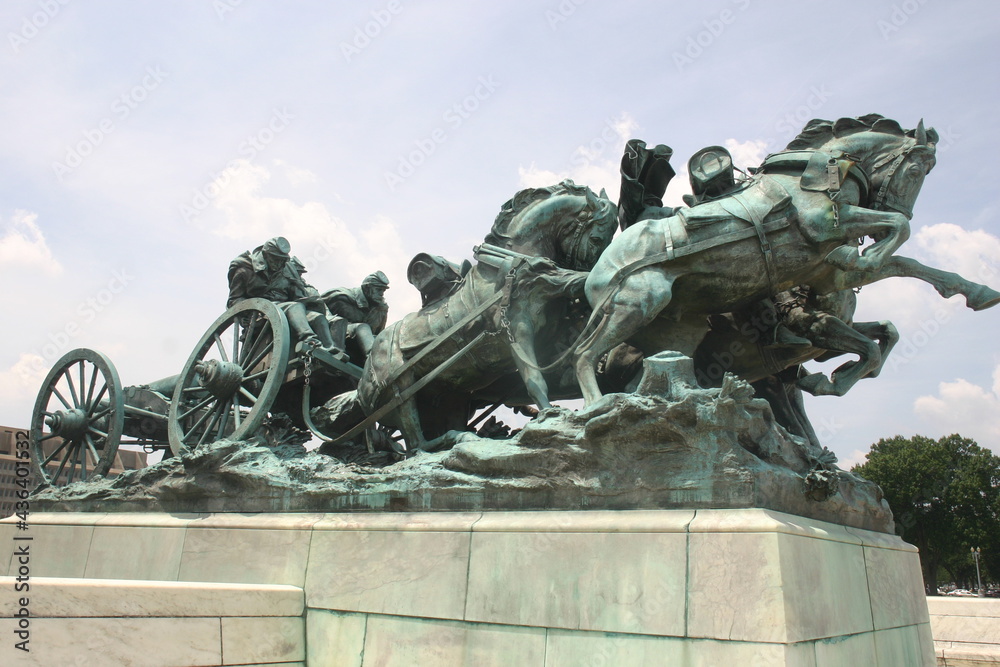 Foto de Stock General Knox Memorial Portraying the Movement of Cannon ...