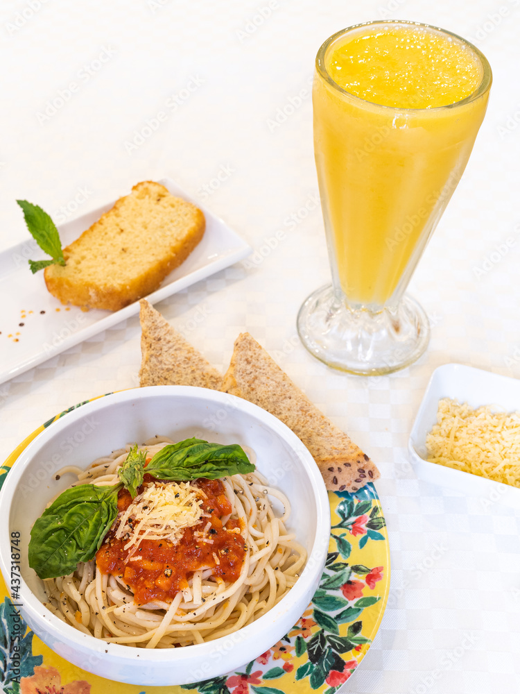 comida deliciosa, fideos, pasta, pizza, sandwich cafeteria, con jugo ...