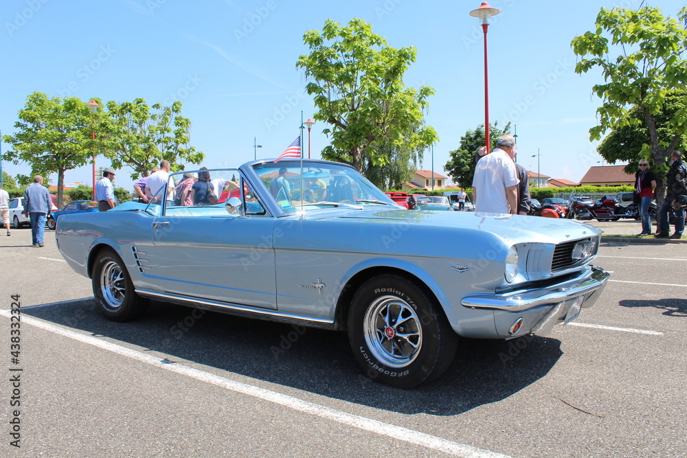 Ford Mustang bleue, voiture de sport americaine decapotable 2 portes ...
