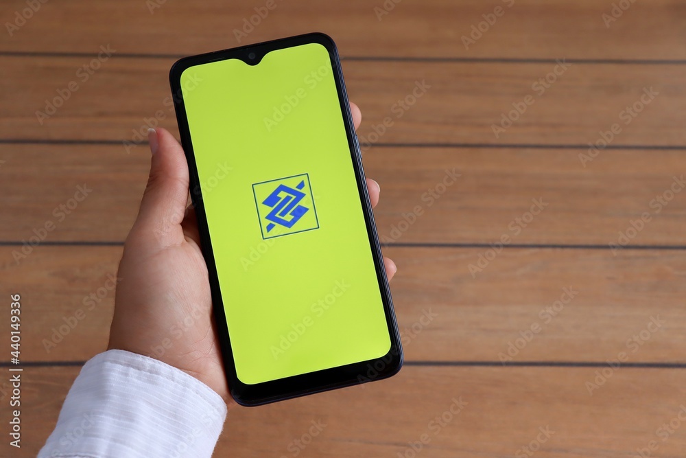 Foto Banco do Brasil app on smartphone screen. BB logo. Brazilian bank ...