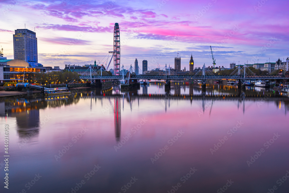 Beautiful sunrise of river Thames overlooking Jubilee bridge and Big ...