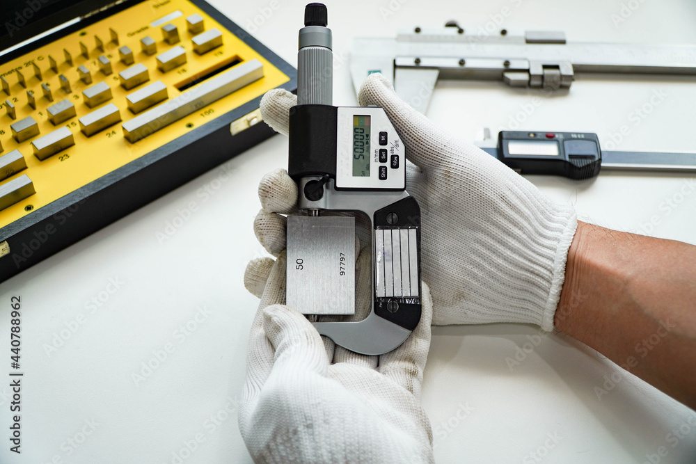 Digital micrometers and digital vernier calipers perform calibration on ...