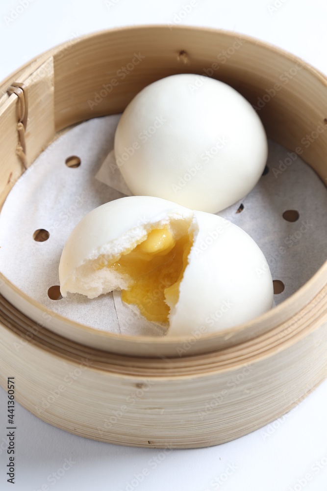 Stock-Foto „steamed yellow sweet salted egg yolk custard lava bao white ...