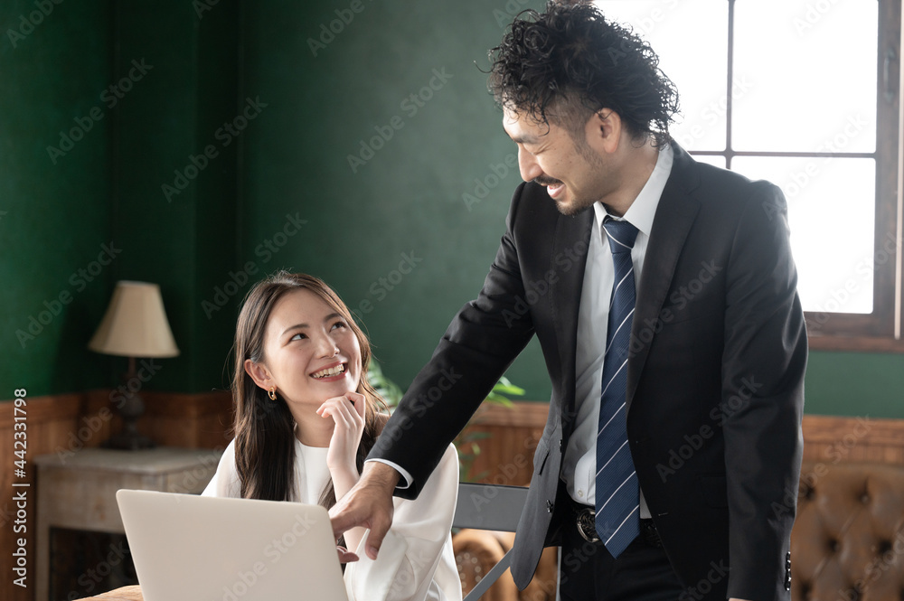 "You're the Perfect! " The beautiful secretary who plays with the CEO ...