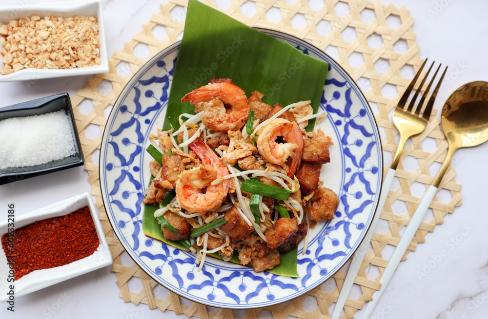 Stir fried turnip cake with shrimp, bean spout and chives - Thai ...