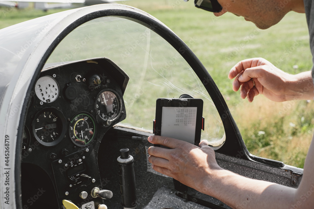 Foto Pilot prepares for flight and checks the aerometric instruments ...