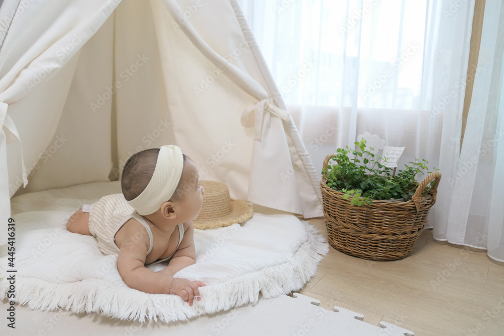 인디언 텐트(유아텐트) 아래 사랑스러운 아기 Stock Photo | Adobe Stock