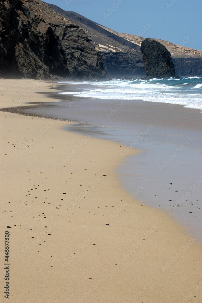 Playa de Cofete y roque del Moro en la costa de la isla de ...
