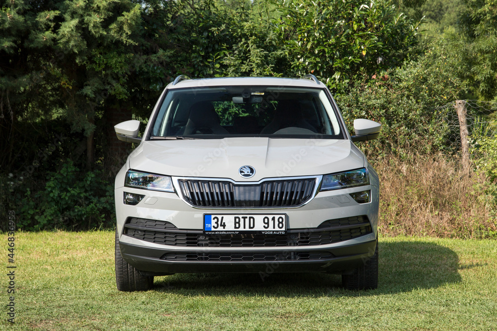 Foto de Stock Skoda Karoq is a compact crossover SUV designed and built by the Czech car ...