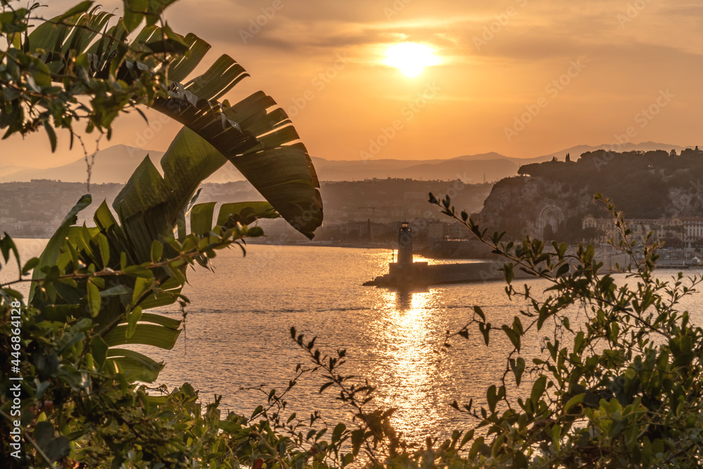 Coucher de soleil sur la baie des anges à Nice sur la Côte d'Azur avec ...