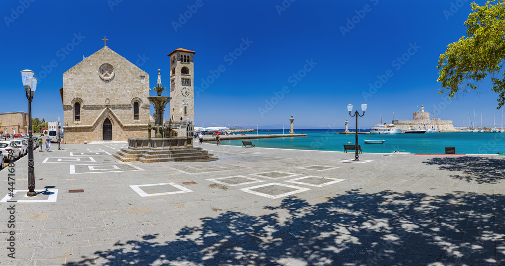 Foto de Stock Entrance to Mandraki harbor and marina. Hirsch and ...