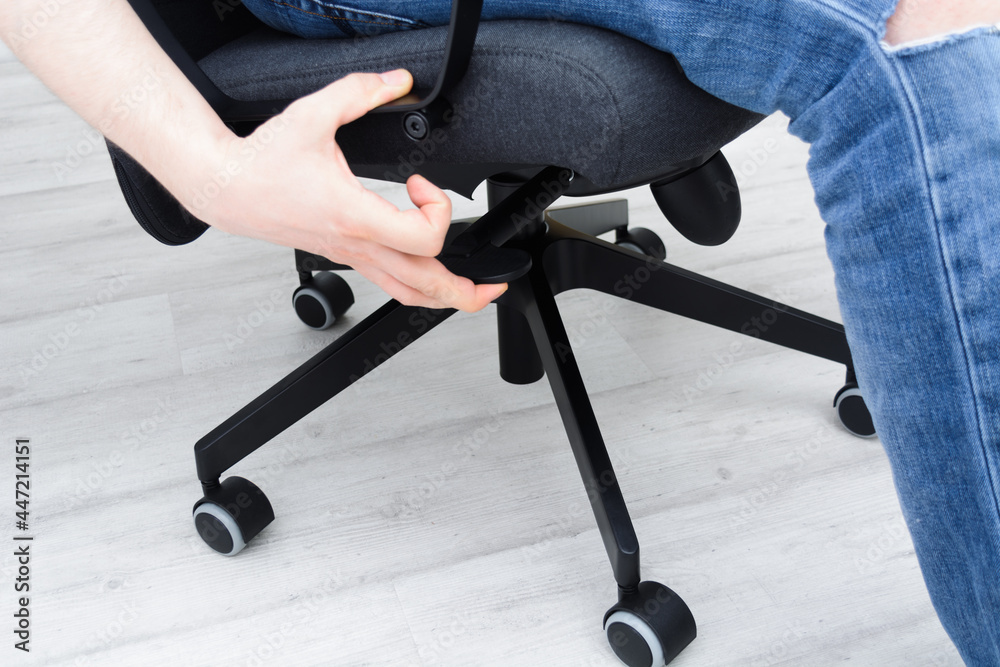 Photo Stock Man checks lifting mechanism of chair. Assembling office ...