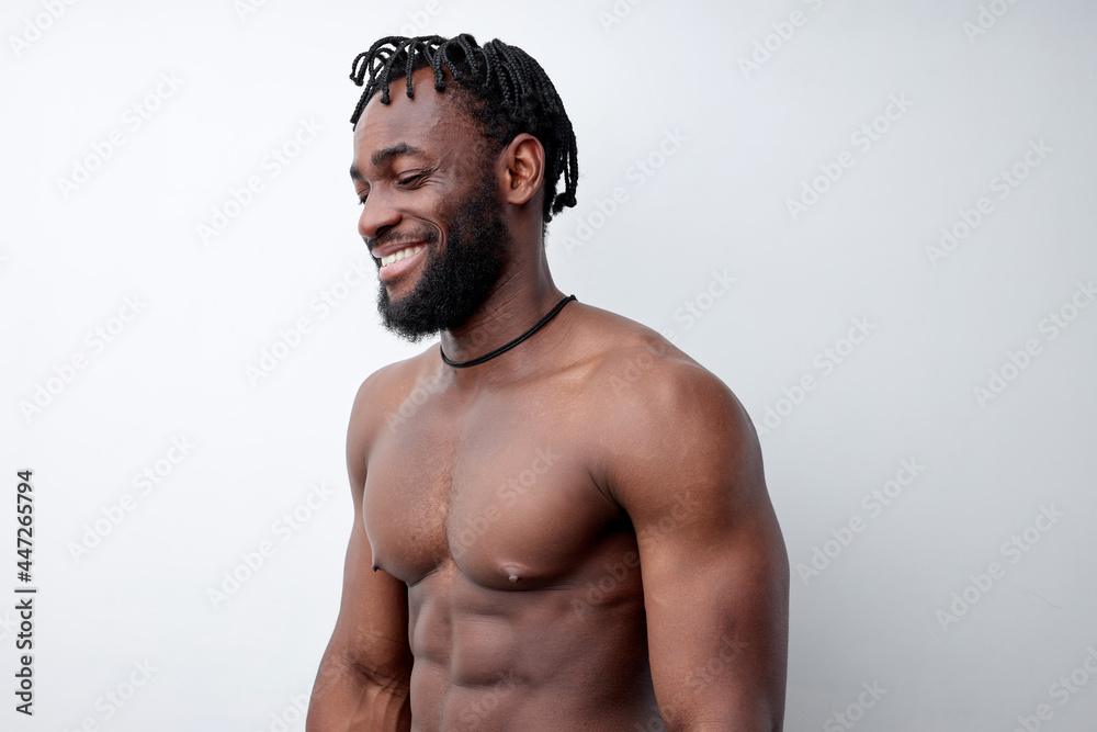 Side view on cheerful bodybuilder enjoy life, having good mood, posing ...