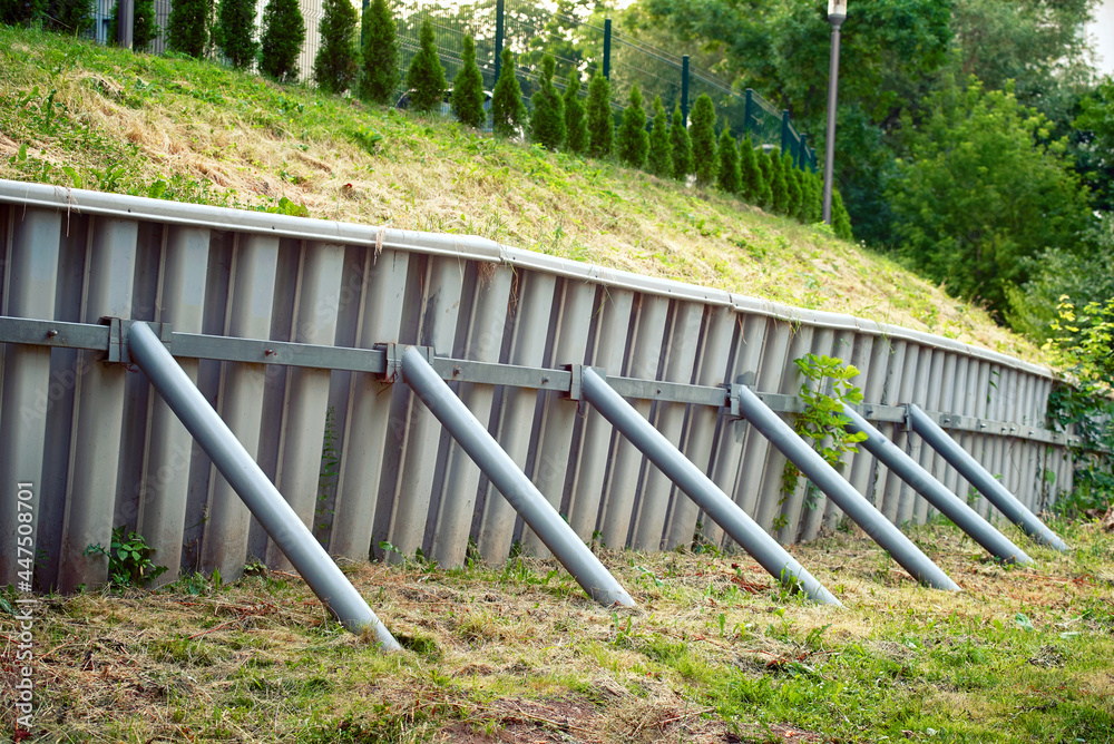 Foto de Stock Steel sheet piles retaining wall structure. Sheet piling ...
