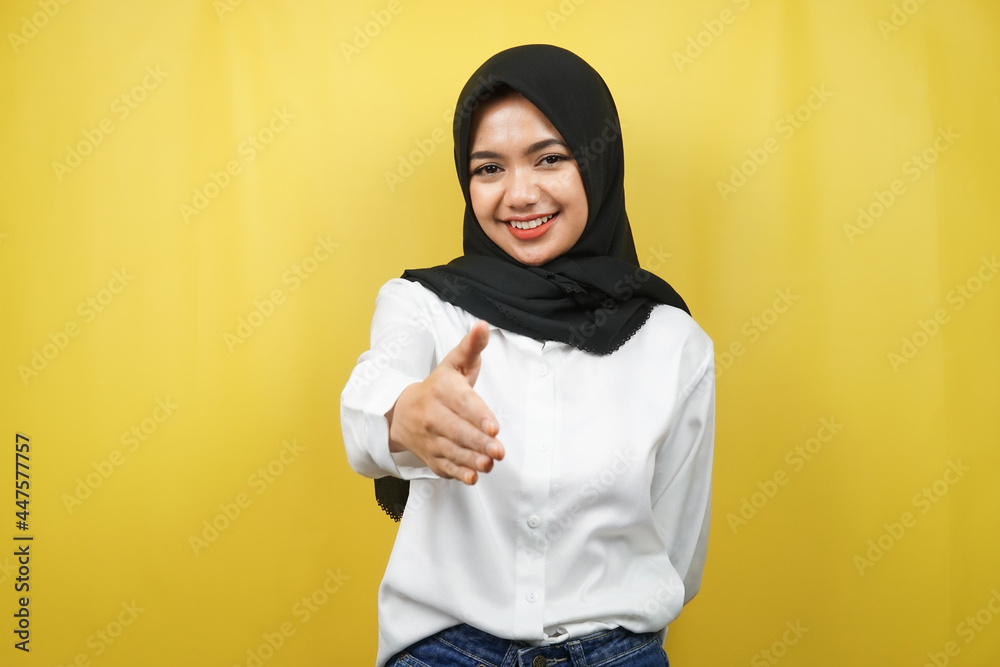 Photo Stock Beautiful young asian muslim woman smiling confidently ...