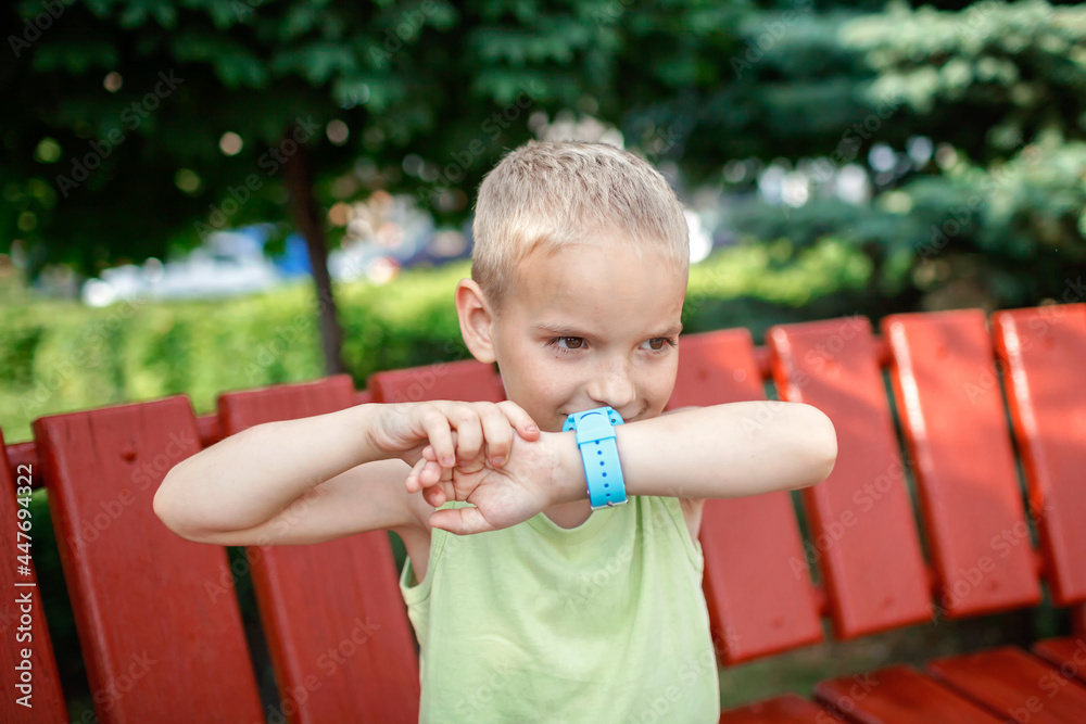 Foto de Stock Little boy talking with his mother on smartwatch during ...