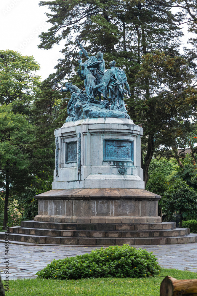 Vertical de el Monumento Nacional de Costa Rica en el parque nacional ...