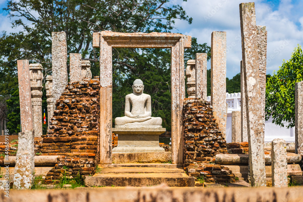 Foto de Stock Anuradhapura, guardian statue at Thuparama Dagoba in the ...