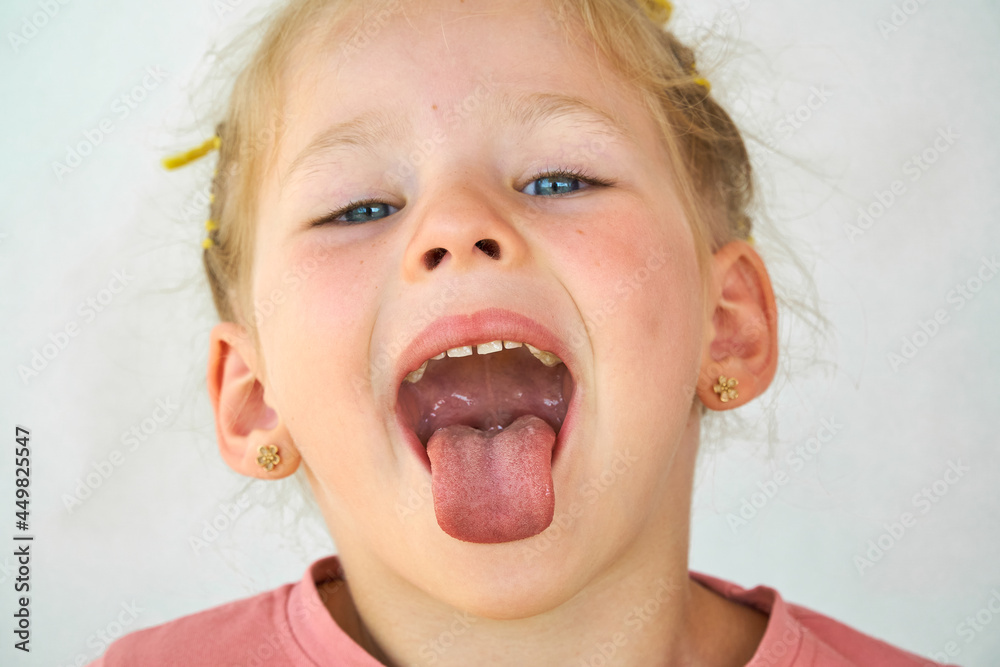 Photo Stock Cheerful child. Girl laughs close-up of the face on a white ...
