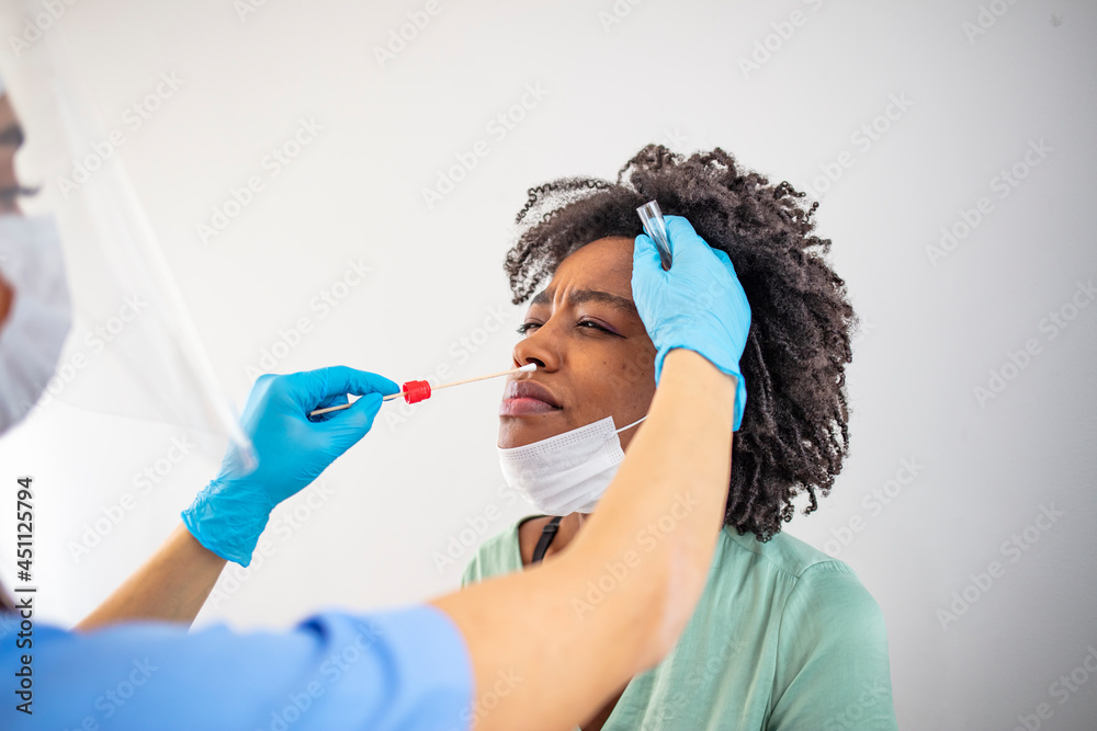 Foto de Stock Doctor wearing personal protective equipment performing a ...
