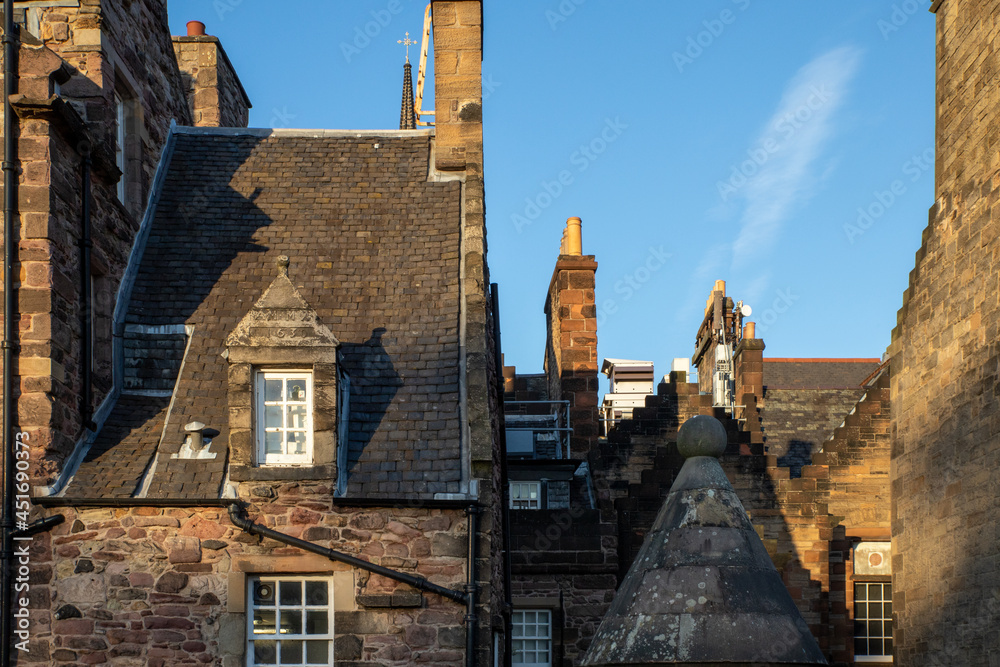 Edinburgh Old Town area of centuries-old buildings and narrow alleys ...
