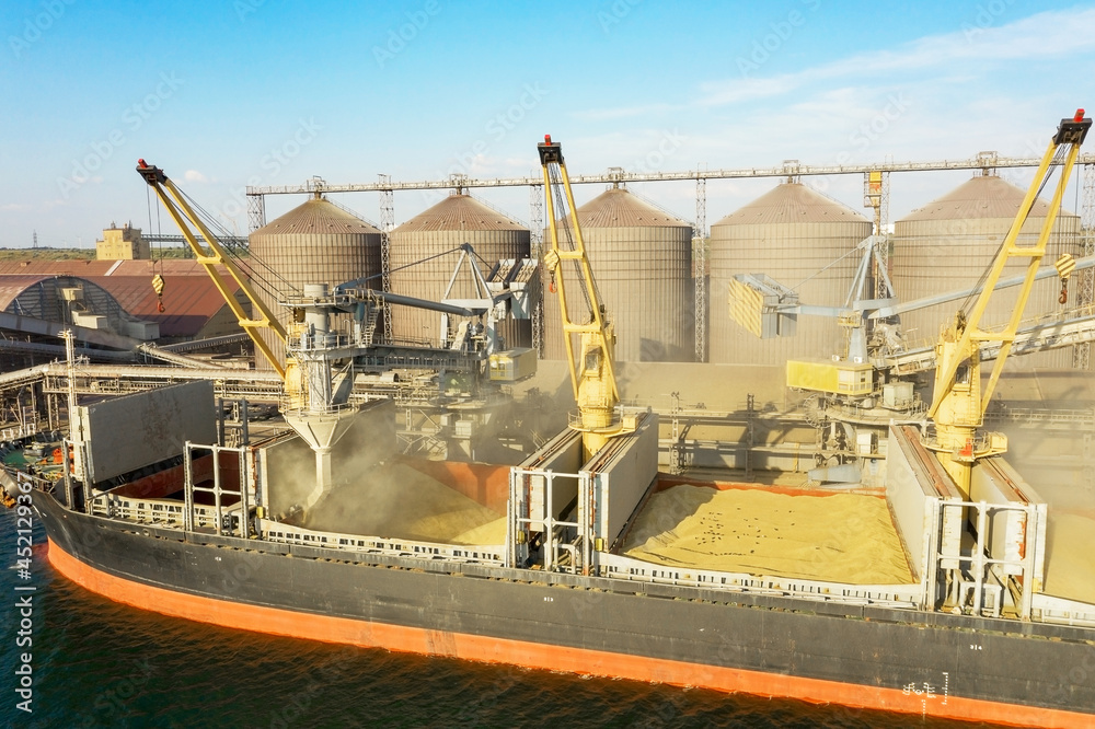 Loading grain into holds of sea cargo vessel through an automatic line ...
