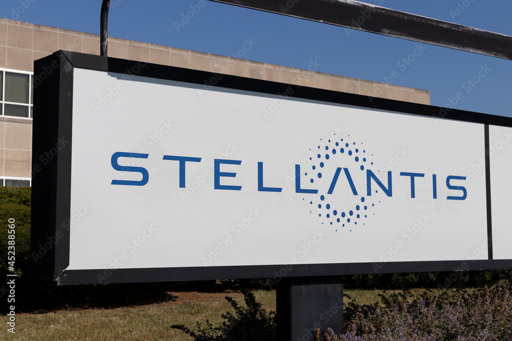 Foto de Stock Stellantis logo. The Stellantis subsidiaries of FCA are ...