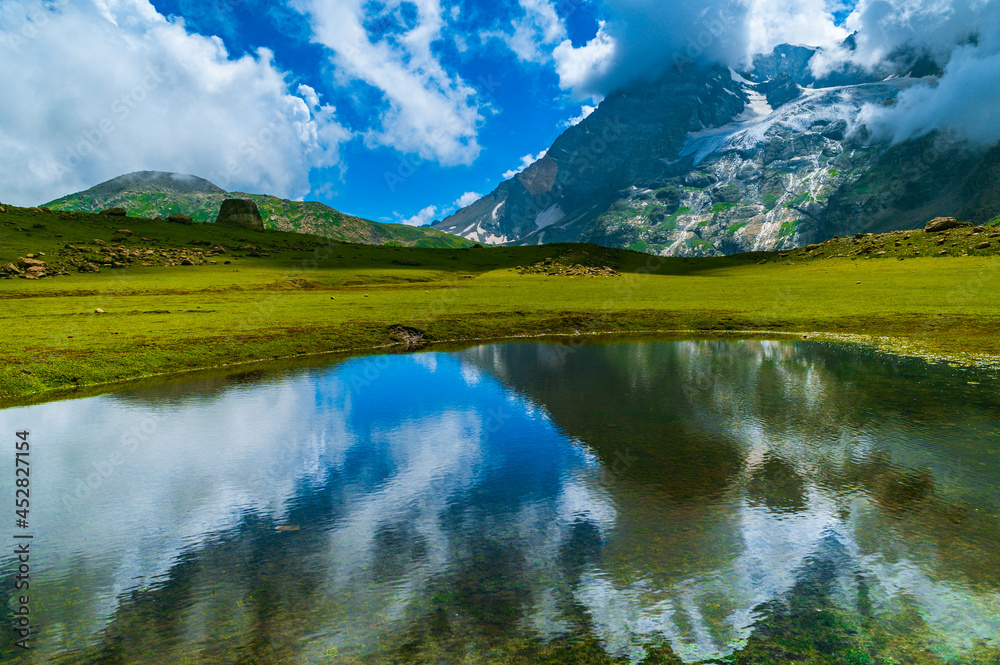 Foto de Stock Reflection in water. On the trail of Gangabal Lake and ...