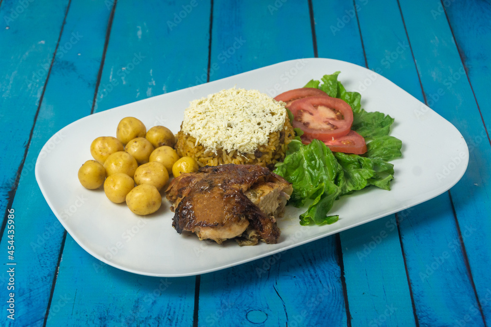 presa de pollo a la brasa con arroz y menestra o moros de lenteja con ...