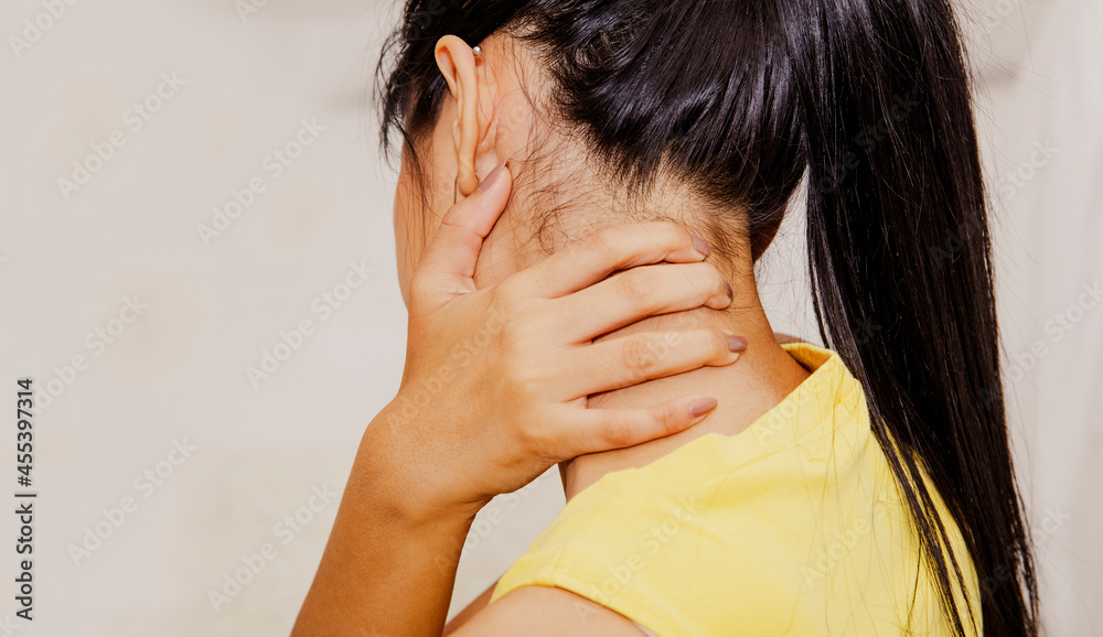 Back view Women have neck pain, deterioration of the neck, stiff neck ...