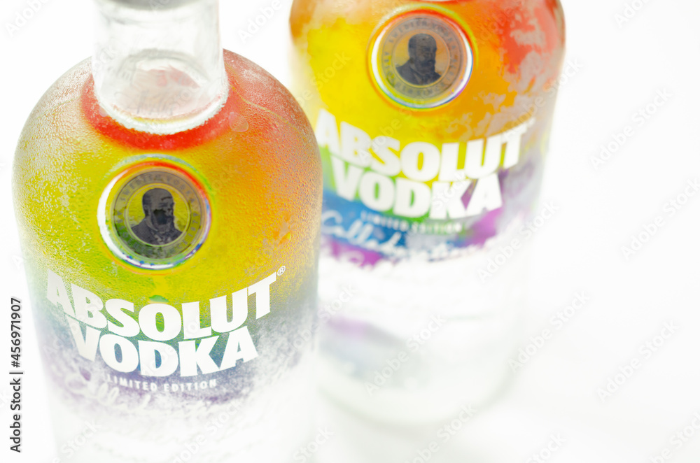 Stock-Foto „LONDON, UNITED KINGDOM - AUGUST 20, 2021 Bottle of Absolut ...