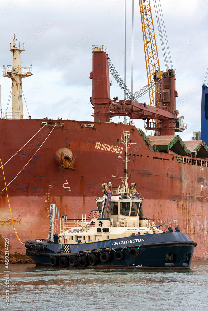 Southampton, England, UK. 2021. Tug manoeuvres a bulk carrier ship ...