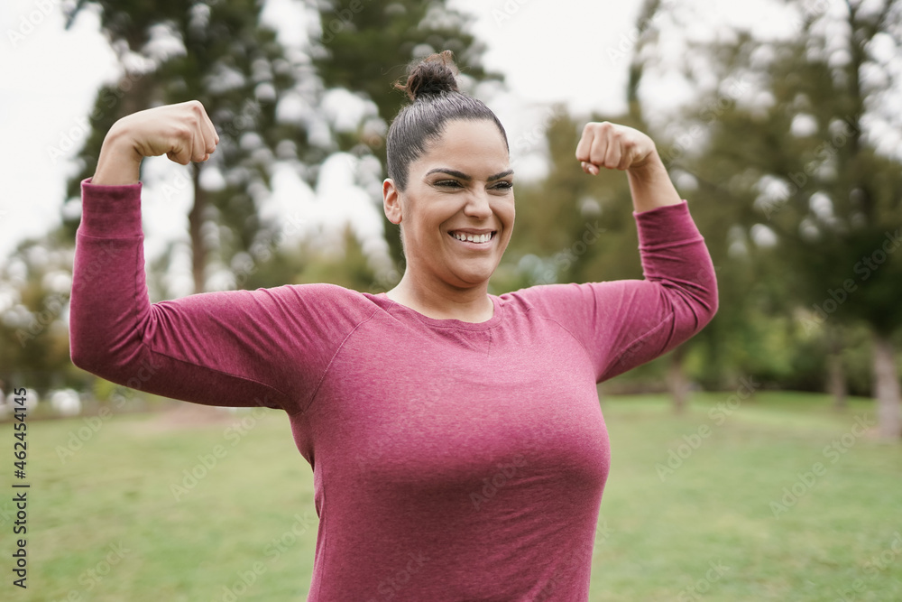 Foto de Stock Curvy woman posing in front of camera showing muscle ...