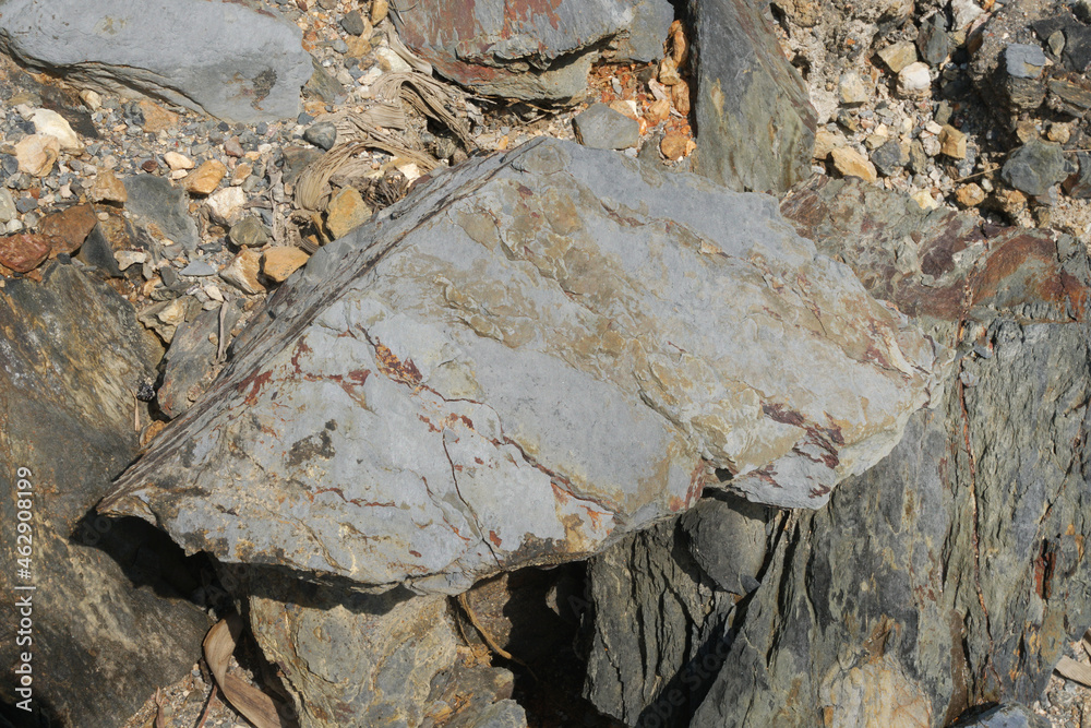 Foto Sample of natural shale sedimentary rock. Shale is a fine-grained ...