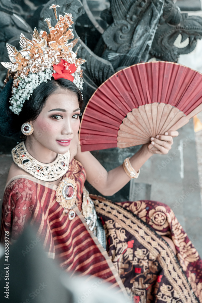 Balinese woman in traditional costume and hand fan, indonesian girl ...