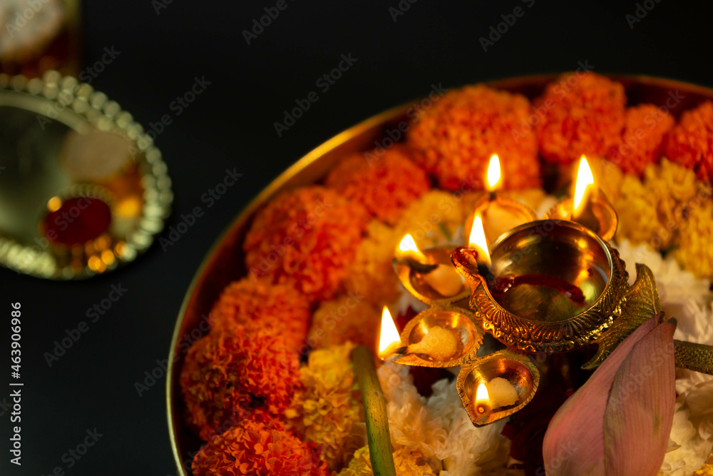 Stock-Foto Top view of Golden Brass Diya Illuminated in plate of ...