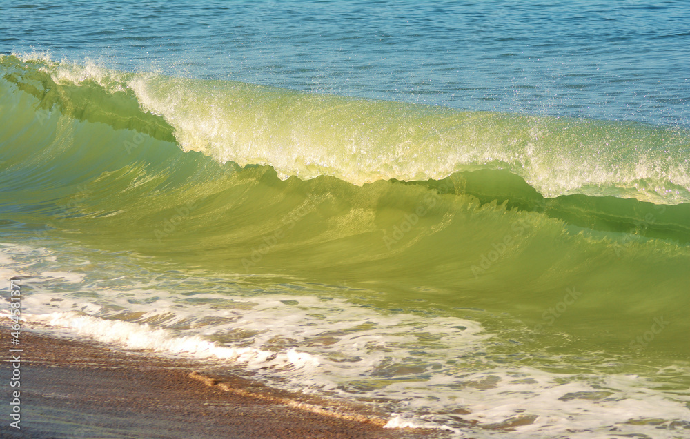 Wave of the pacific sea, with textures and green colors. Ola del mar ...