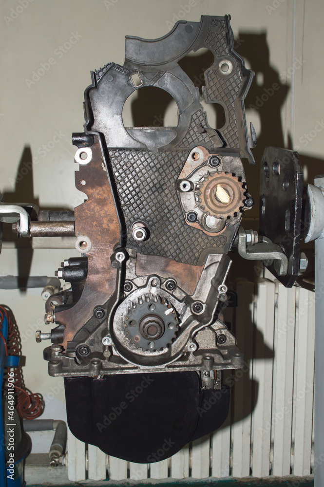 Stock-Foto „Vertical photo from the side of the camshaft drive to the ...