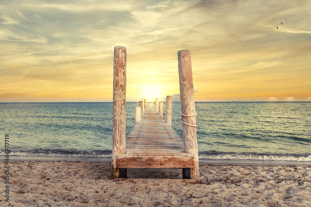 Stock-Foto „Ponton en bois sur la célèbre et magnifique plage de sable ...