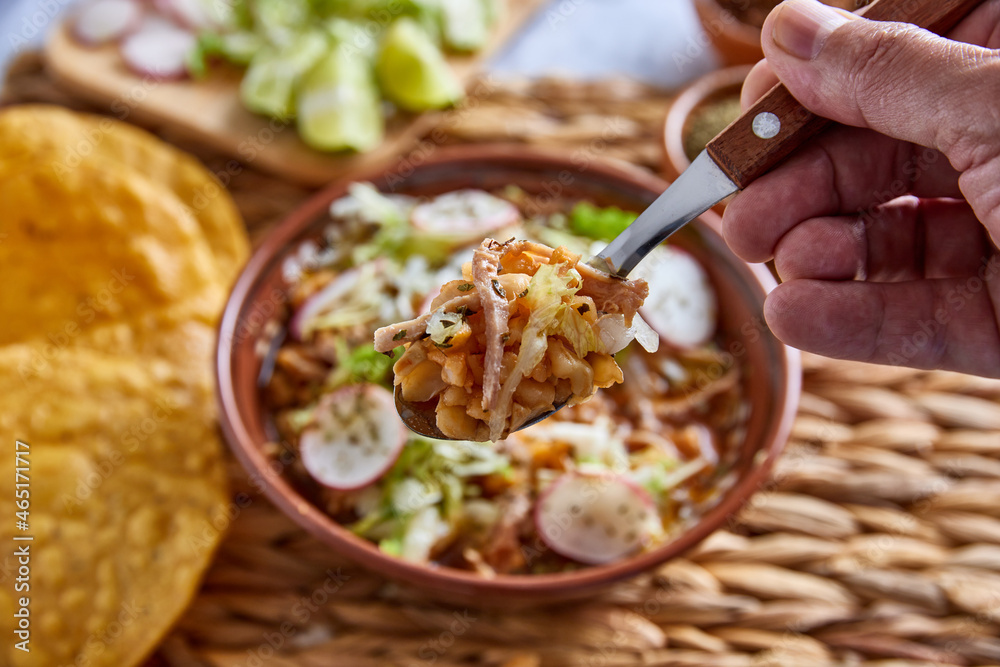 Pozole rojo, sopa mexicana de maíz, comida tradicional en México hecha ...