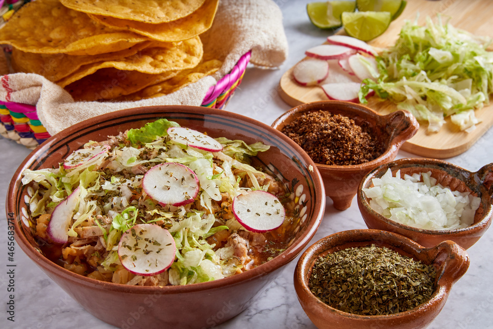 Pozole rojo, sopa mexicana de maíz, comida tradicional en México hecha ...