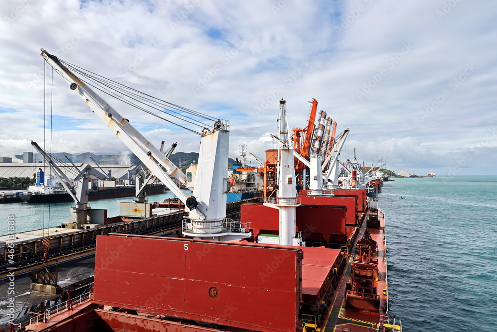 Stock-Foto „Cargo terminal for unloading steel plates from bulk carrier ...