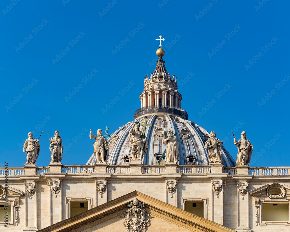 Saints statues on top of St. Peter's Basilica in the Vatican city, Rome ...
