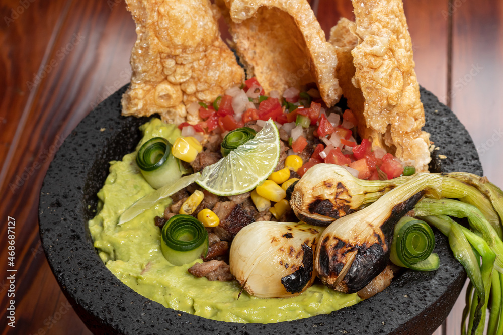 Molcajete de chicharrón con carne asada platillo típico Mexicano con ...