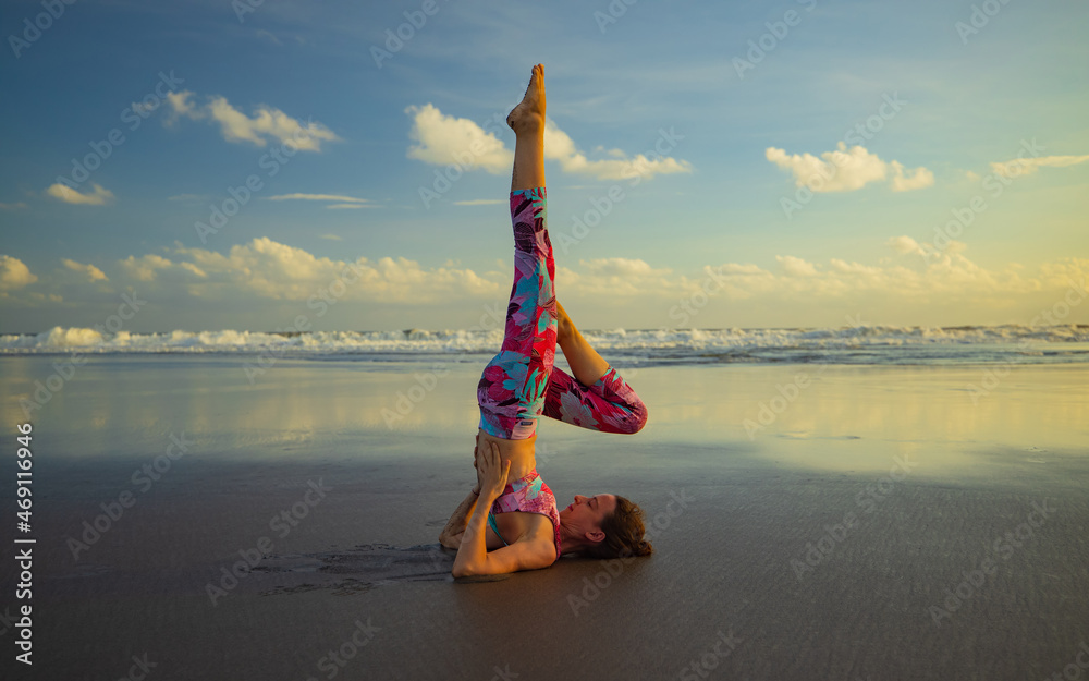 Foto de Stock Beach yoga. Slim Caucasian woman practicing Sarvangasana ...