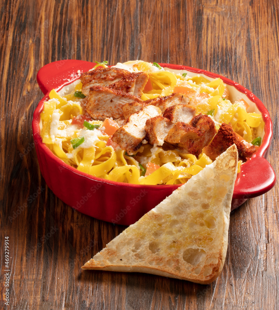 Pasta con pollo sobe fondo donde madera, comida italiana. Pasta with ...