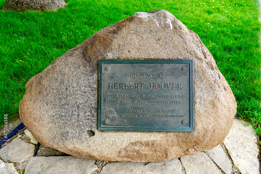 Foto de Stock West Branch, Iowa: Herbert Hoover National Historic Site. Marker "Birthplace of ...