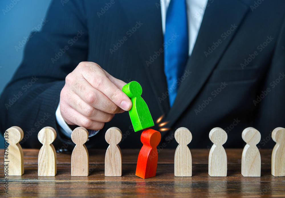 Fotografie Replacing undesirable employee. The businessman makes a ...