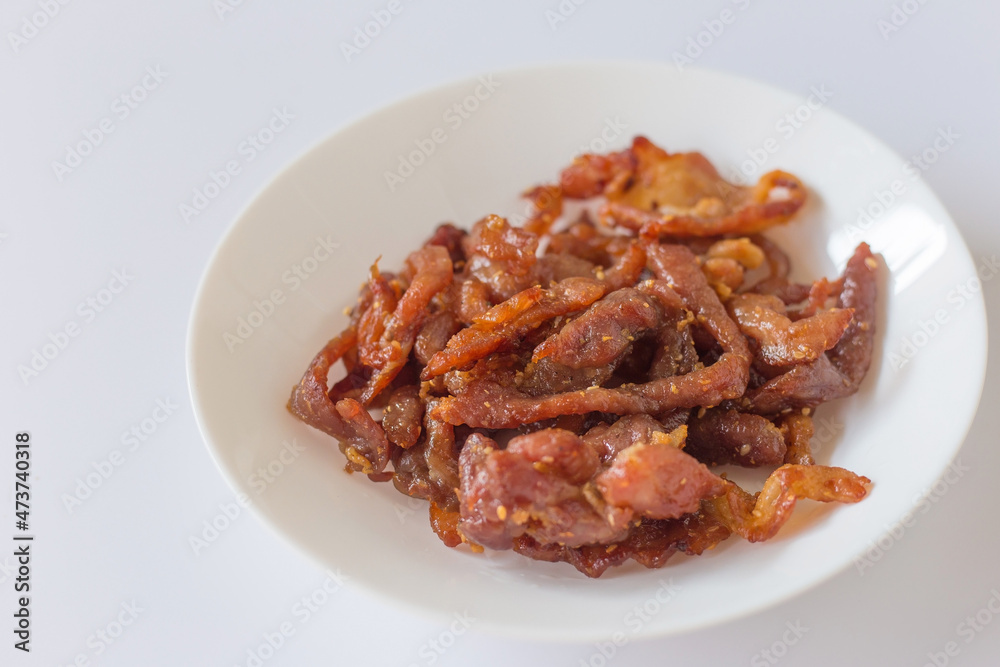 Foto Deep fried sun dried pork is a appetizer in Thai food. It is strip ...